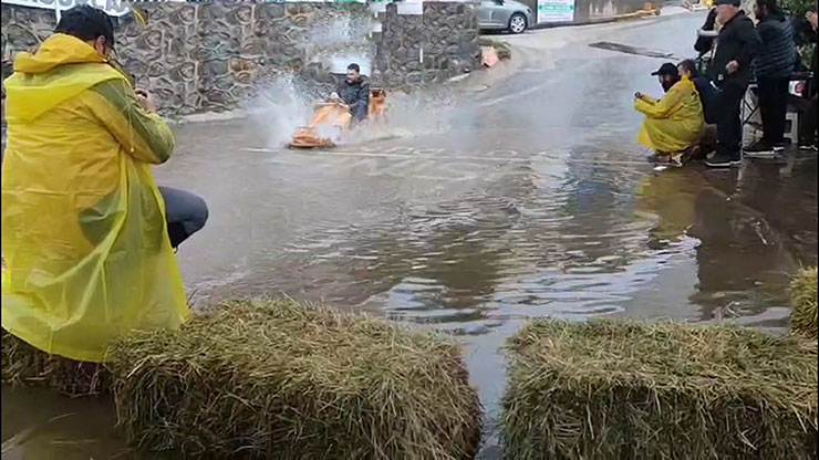 Rize'de yağmura aldırmadan tahta arabalarla yarıştılar